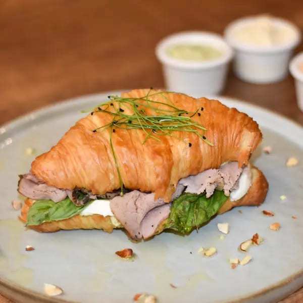 Croissant roast beaf - Distrito Cafetero